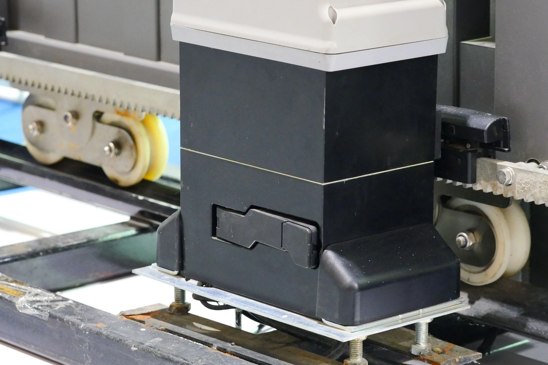 Electric & Motorized Gates - Binns Canada